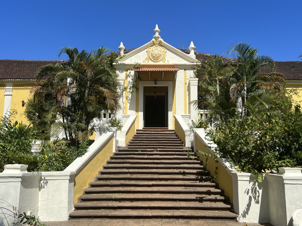 An Afternoon at Palácio do Deão - आईना